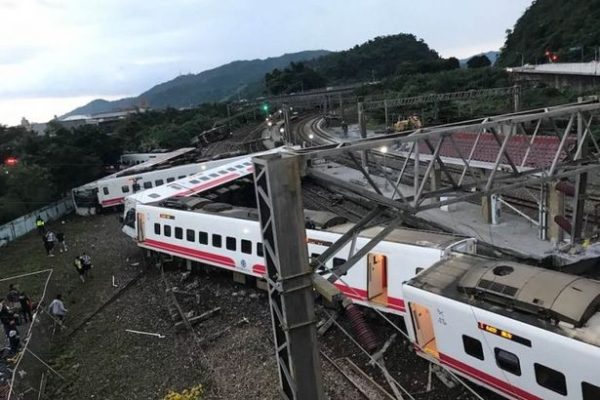 Puyuma Express Anjlok dan Terguling di Taiwan - Railway Enthusiast Digest