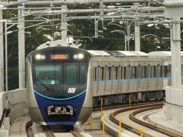 Jam Operasional Bertambah, Kini MRT Jakarta Beroperasi Hingga Tengah ...