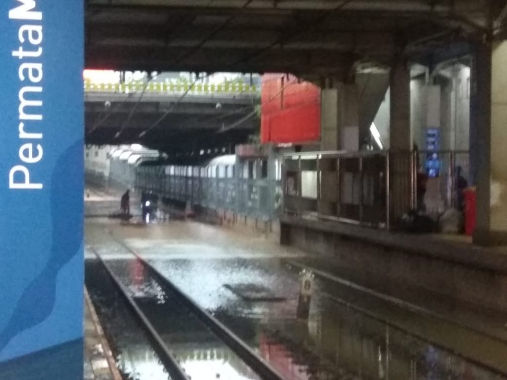 Layanan Commuter Line dan KA Basoetta Lumpuh Akibat Banjir - Railway ...
