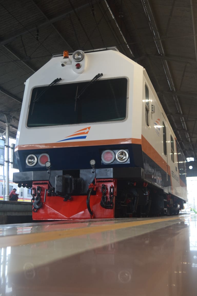 [GALERI] Memotret Kereta Api Sambil "Tiarap" Alias Low Angle #PotoNdlosor