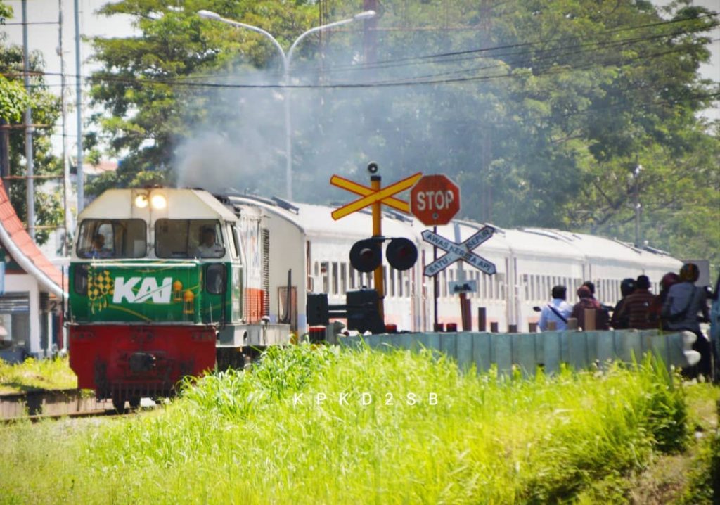 KAI Pasang Livery Spesial Ramadan dan Idulfitri di Lokomotif BB303 ...