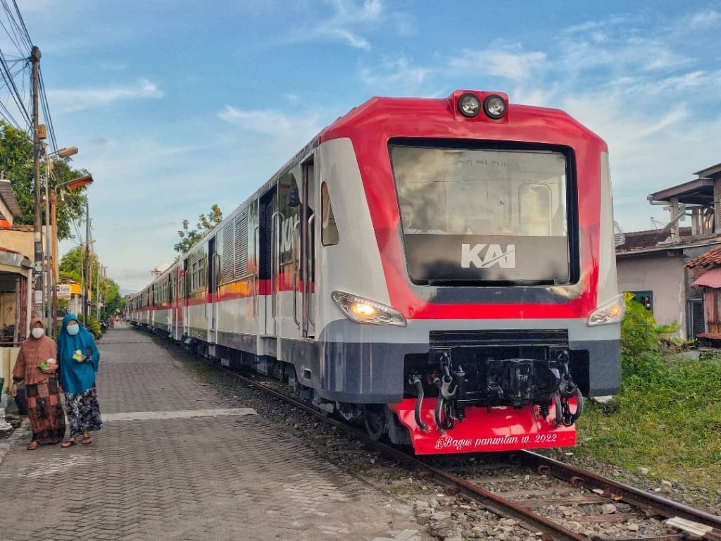 krde-feeder-kereta-cepat-jalani-uji-coba-di-balai-yasa-yogyakarta