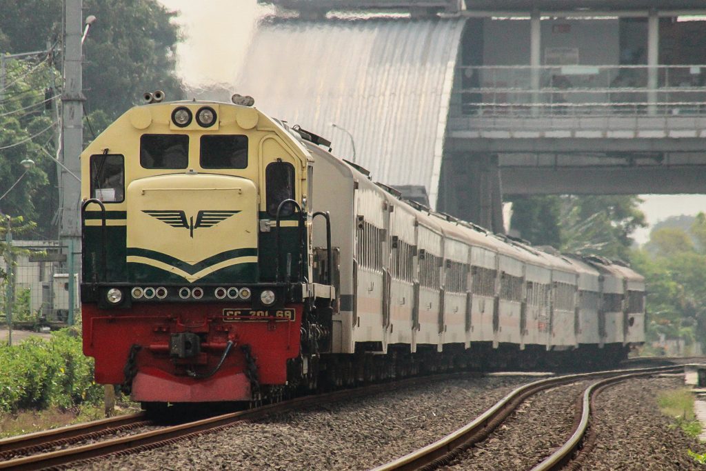 [GALERI] Setahun Bersama Lokomotif CC201 "Vintage Livery"
