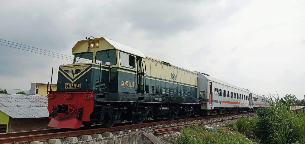 Semakin Banyak Jenisnya, Lokomotif BB302 pun Jadi Vintage Livery