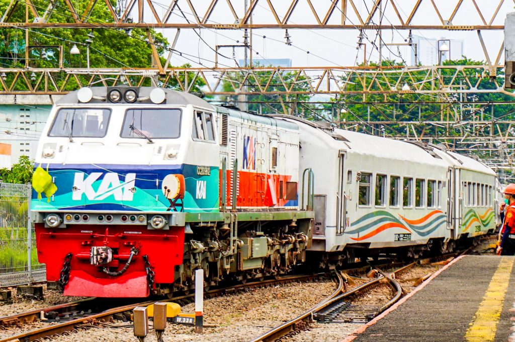Lokomotif CC203 Livery Tematik Angkutan Lebaran Bertandang ke Jakarta