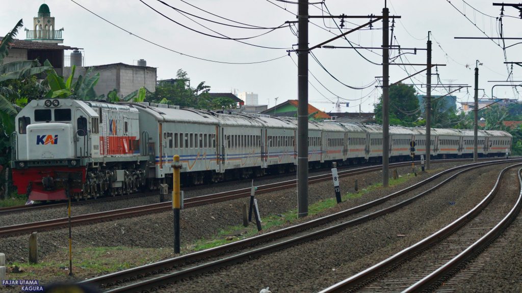 KAI Jalankan Rangkaian KLB Kirim Kereta Konservasi ke Balai Yasa Manggarai