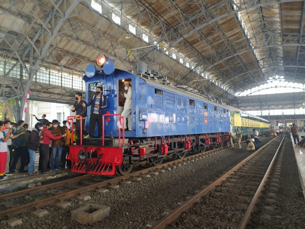 Lokomotif Listrik Bonbon dan Kereta Djoko Kendil Sukseskan Acara ...