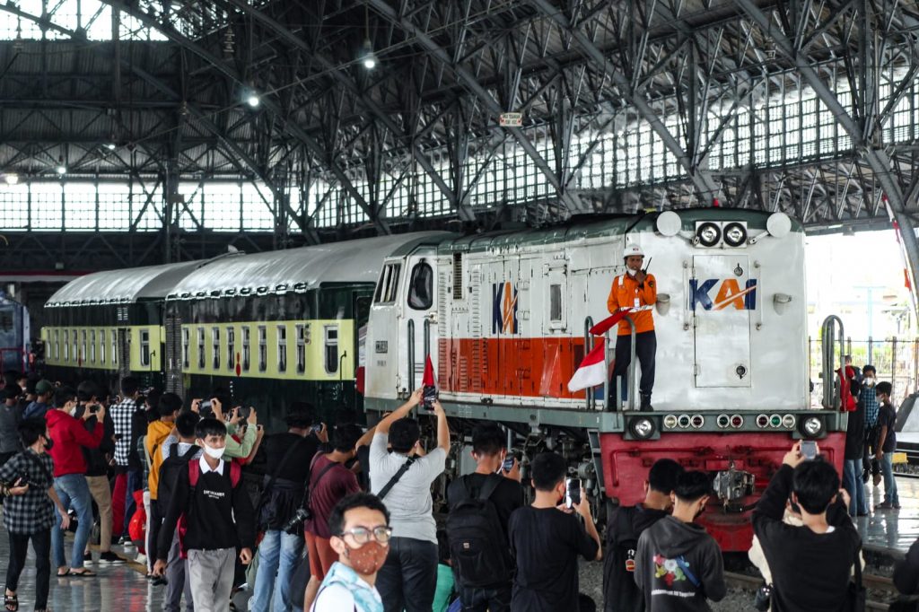 Lokomotif Listrik Bonbon dan Kereta Djoko Kendil Sukseskan Acara ...