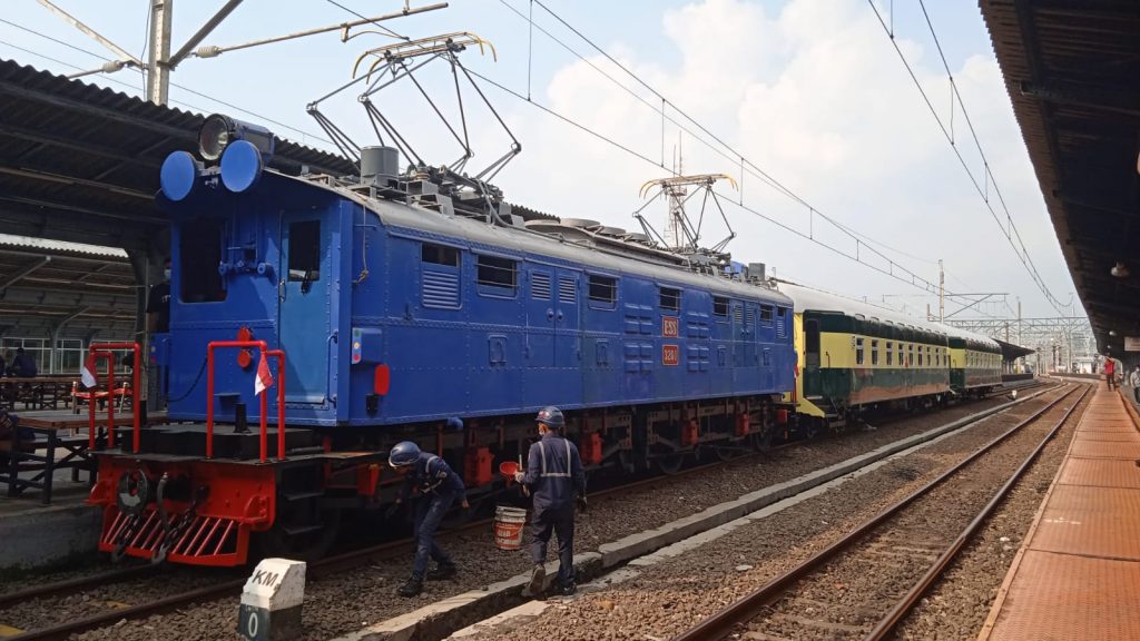 Lokomotif Listrik Bonbon dan Kereta Djoko Kendil Sukseskan Acara ...