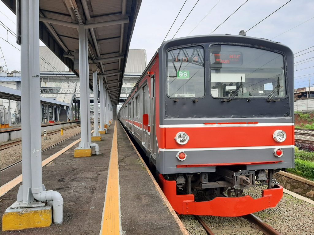 KRL Seri 205 Rangkaian BOO99 Jalani Percepatan Pergantian Livery