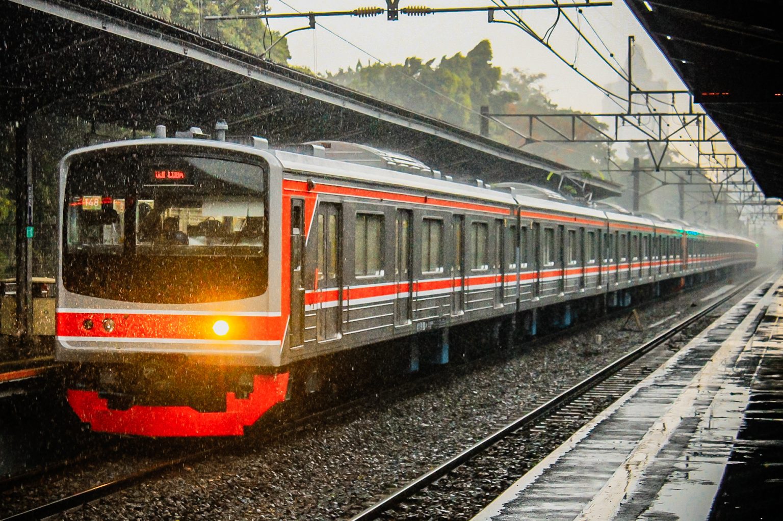 Mantap! KRL Seri 205 Wajah Cerita Peri Akhirnya Kenakan Seragam Baru
