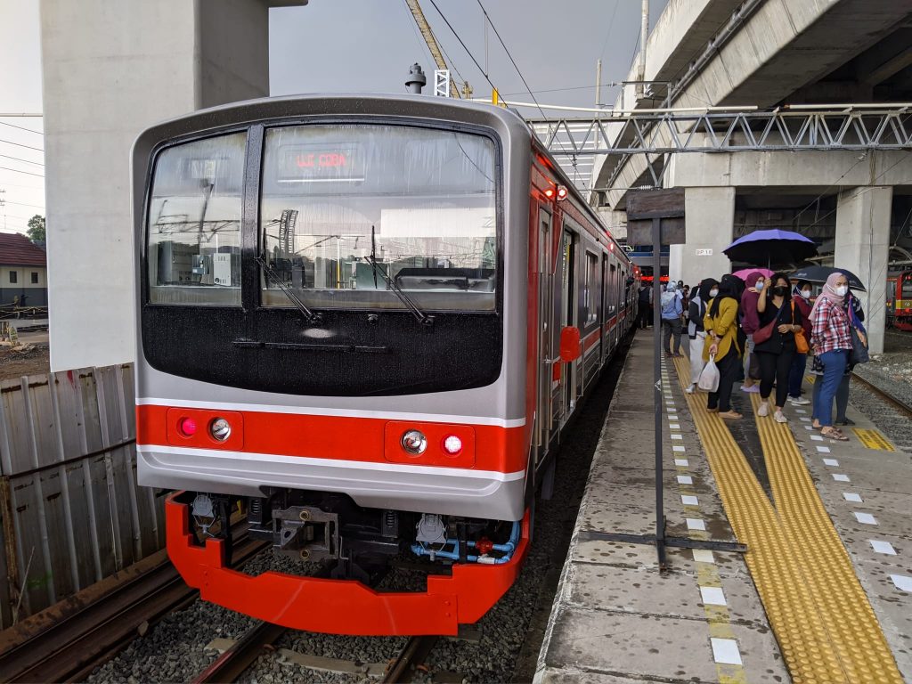 Mantap! KRL Seri 205 Wajah Cerita Peri Akhirnya Kenakan Seragam Baru