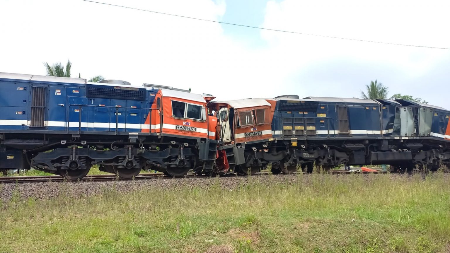 Babaranjang Adu Banteng di Stasiun Rengas - Railway Enthusiast Digest