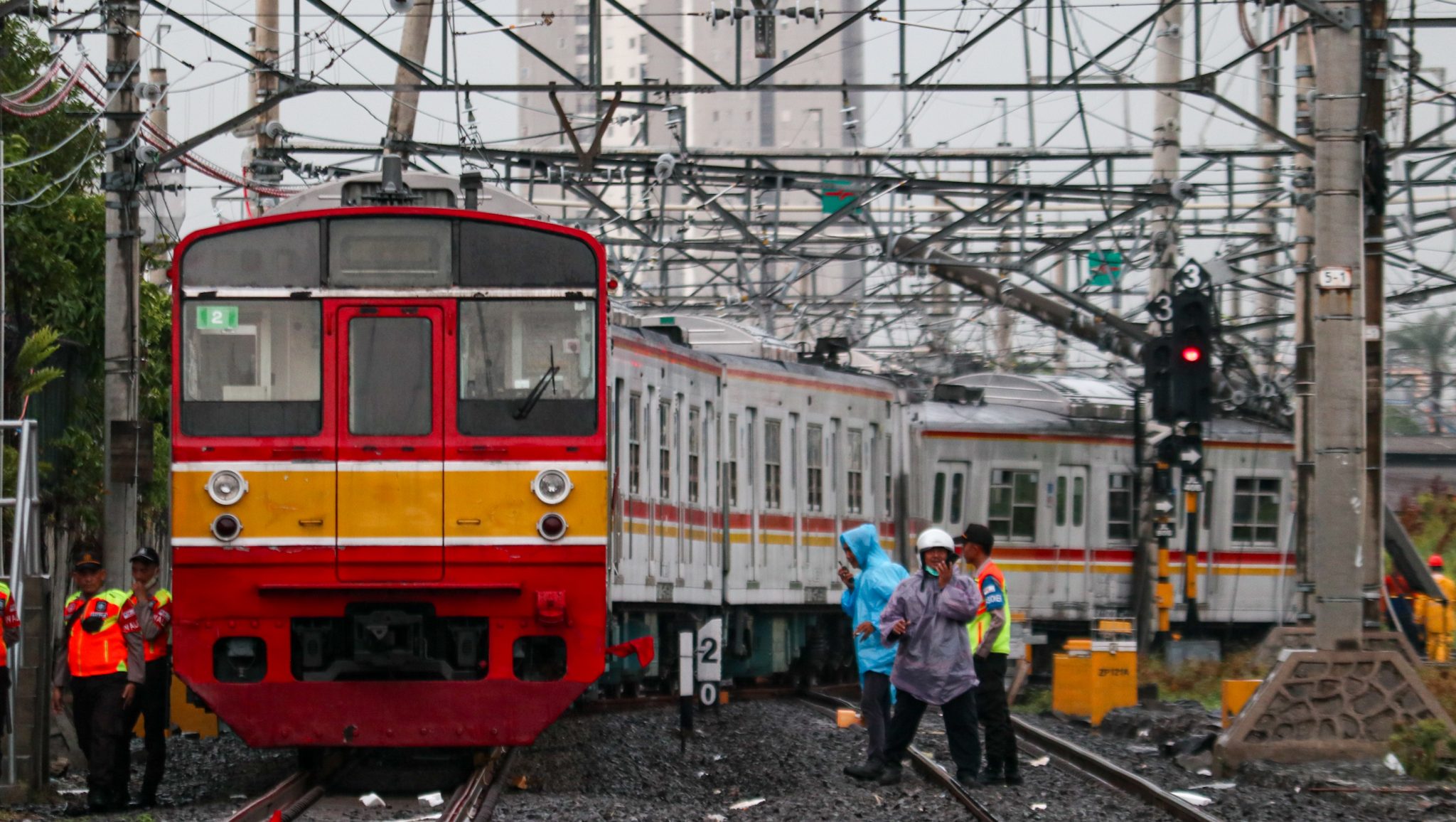 KRL Commuter Line Lin Cikarang "Ngedrift" di Kampung Bandan