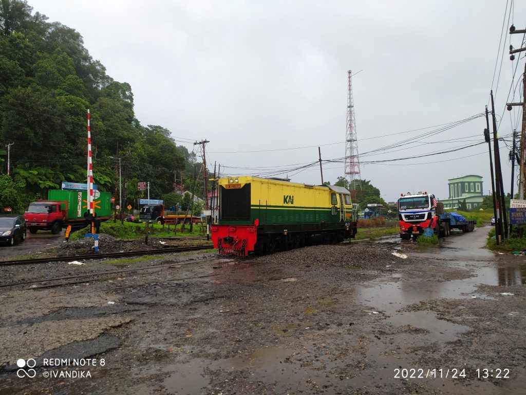 Lokomotif Vintage BB303 Milik Depo Padang Diangkut dengan Truk Trailer!