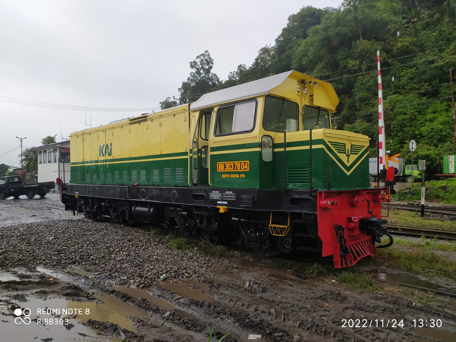 Lokomotif Vintage BB303 Milik Depo Padang Diangkut dengan Truk Trailer!