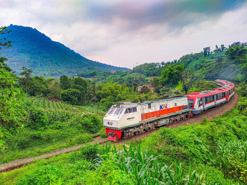 KAI Kirim KRDE Feeder Kereta Cepat menuju Bandung