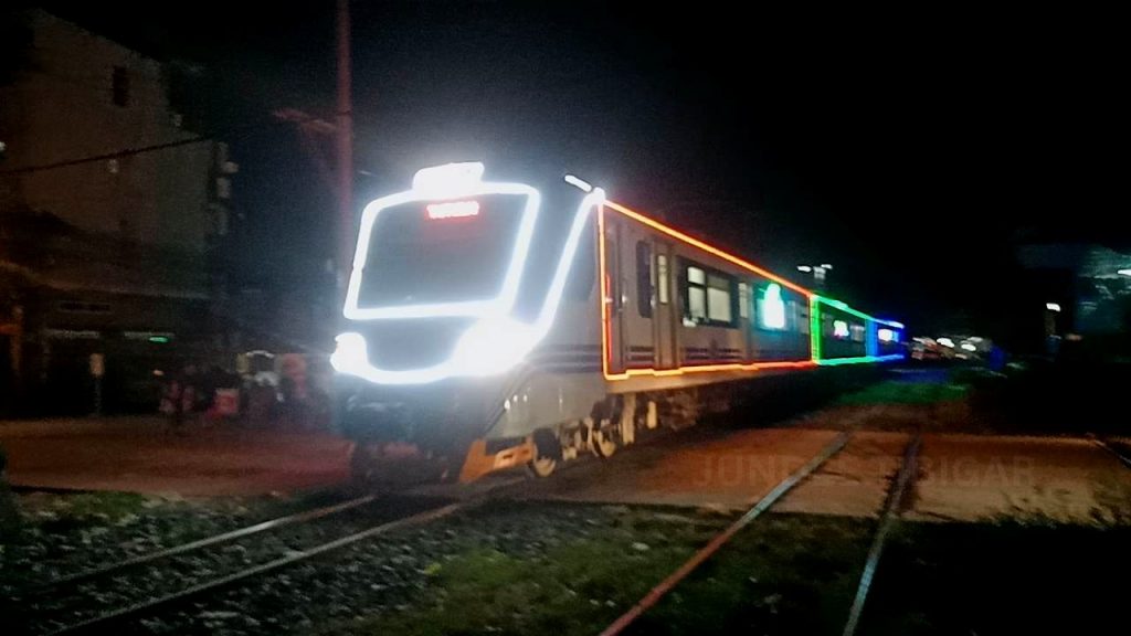 Sambut Libur Natal, Filipina Dekorasi KRD INKA dengan Hiasan Spesial!