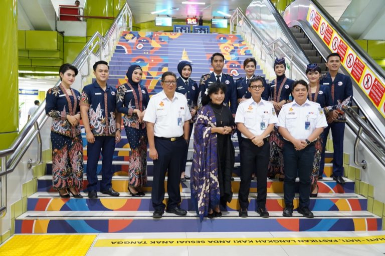 Karya Anne Avantie Menjadi Seragam Resmi Frontliner KAI