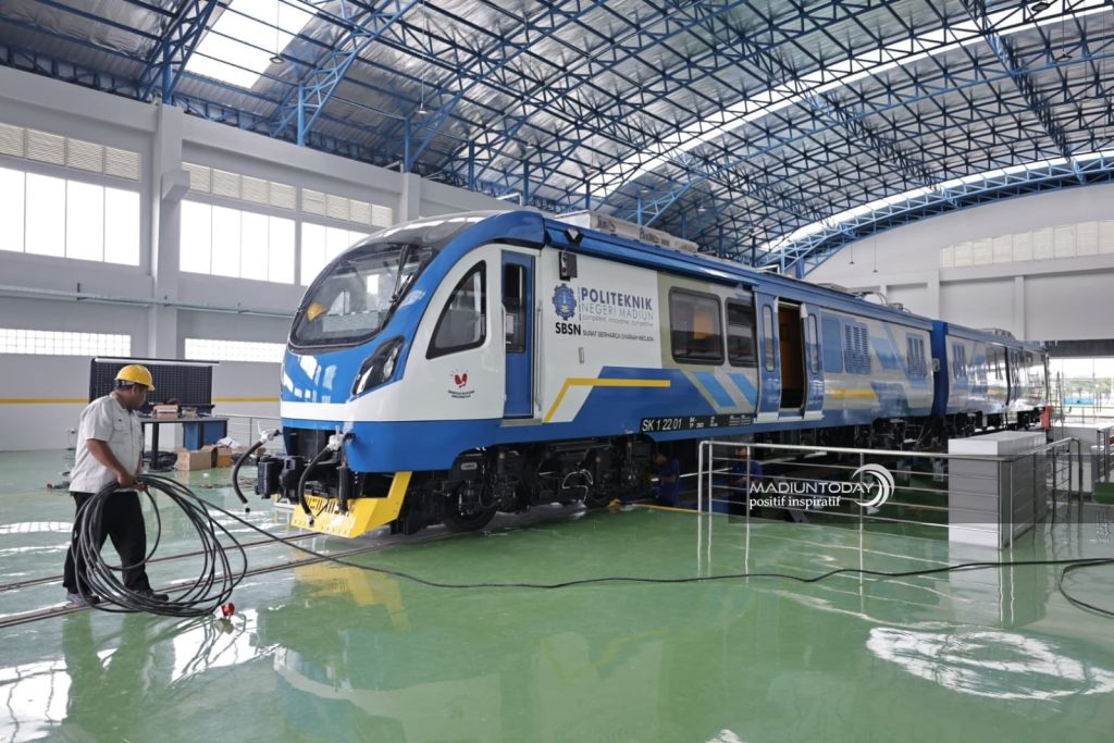 Politeknik Madiun Operasikan Kereta Rel Hibrida Buatan INKA