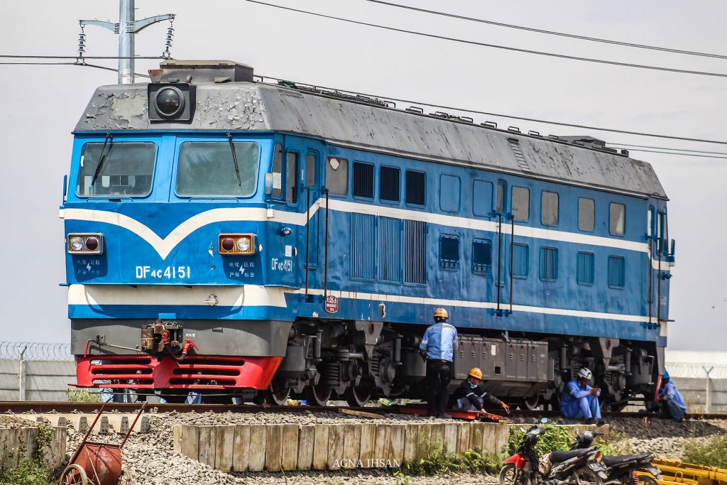 Lokomotif DF4C-4151 Akhirnya Tiba di Situs Proyek KCJB - Railway ...