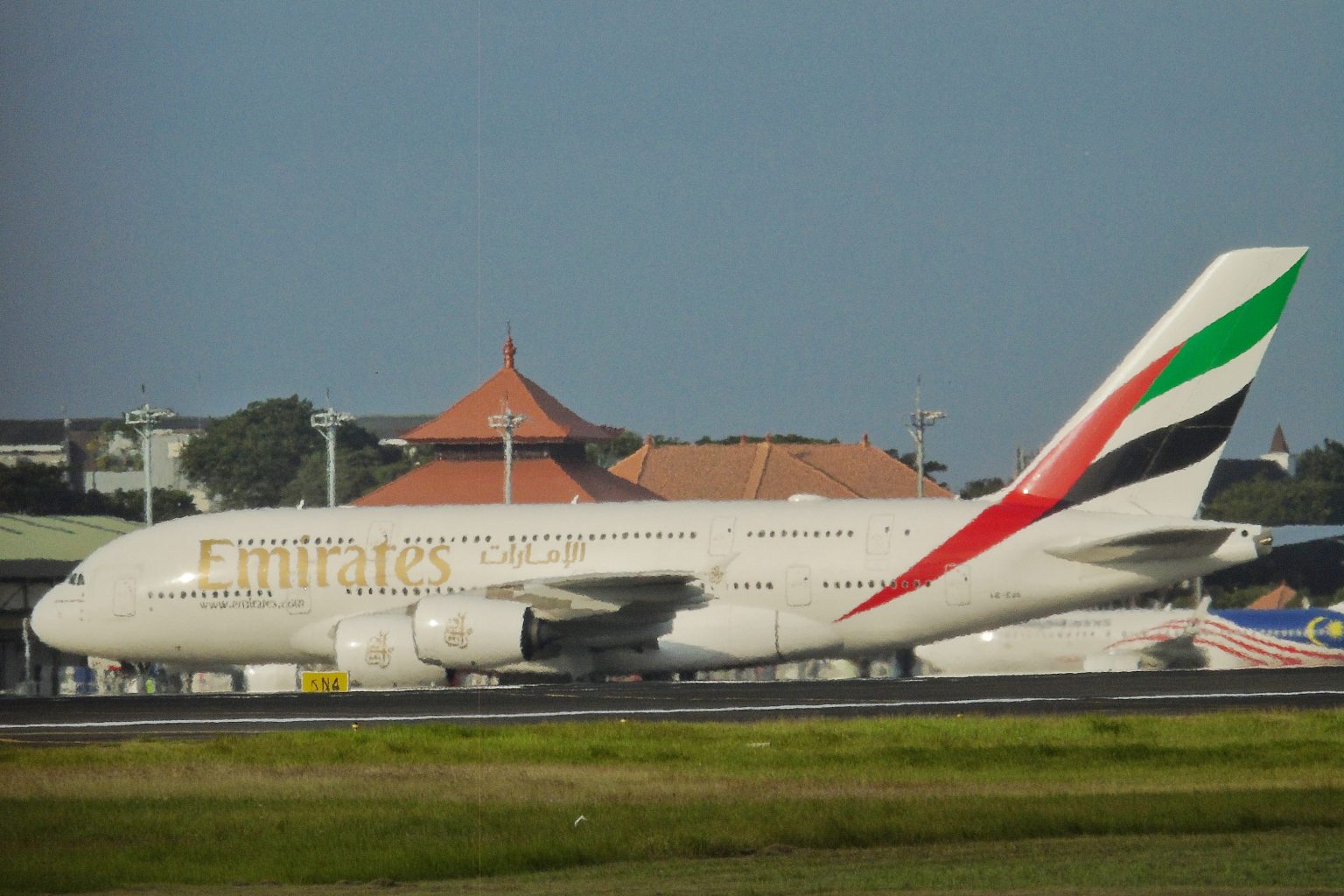 Resmi Terbang Reguler, Beginilah Penampakan Pesawat Jumbo Airbus A380 ...