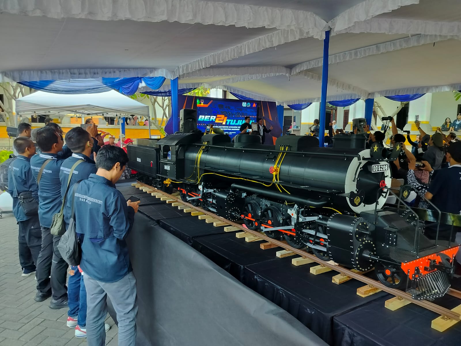 Yuk Intip Miniatur DD52 Yang Raih Rekor MURI