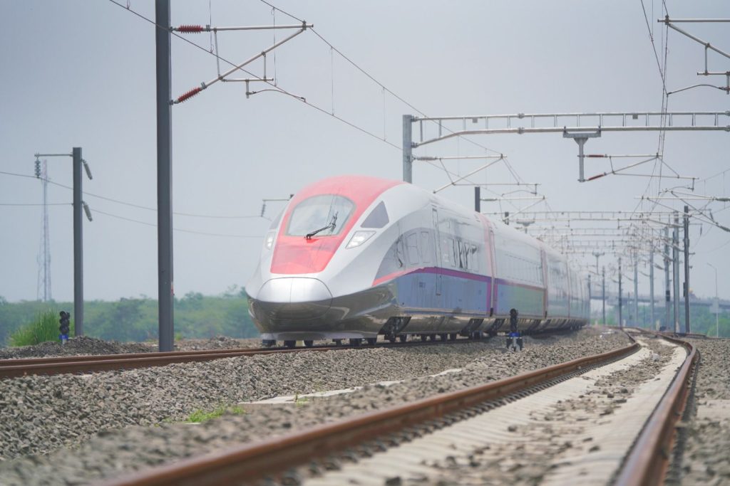 Mengenal lebih Dalam Si Komodo Merah, KCIC 400 AF - Railway Enthusiast ...