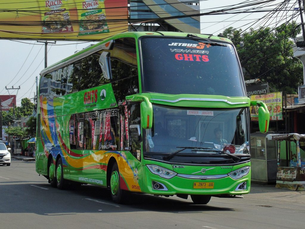 Adiputro, Volvo, dan Gunung Harta Handover Unit Jetbus 5 SDD di GIIAS 2023