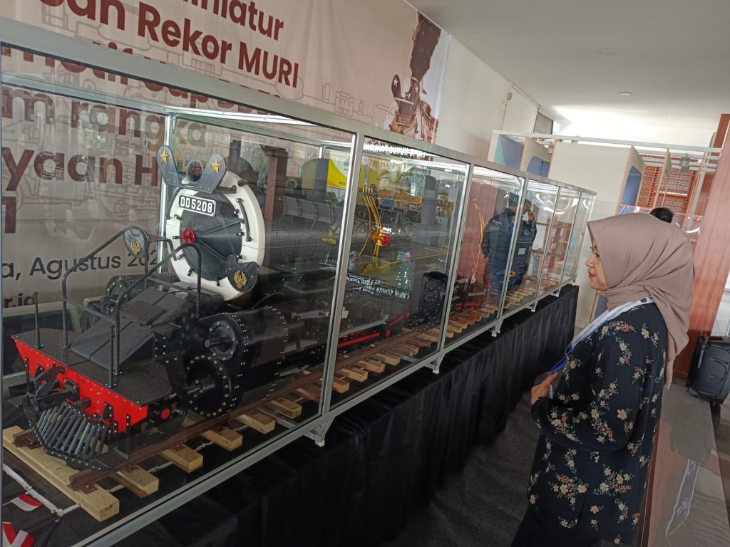 Miniatur Lokomotif DD52 Sambangi Stasiun Surabaya Gubeng - Railway ...