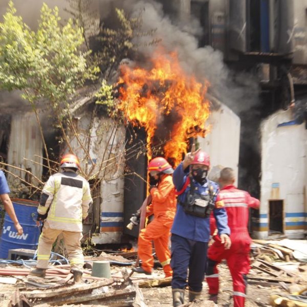 Tumpukan Kereta Terbakar di Purwakarta - Railway Enthusiast Digest