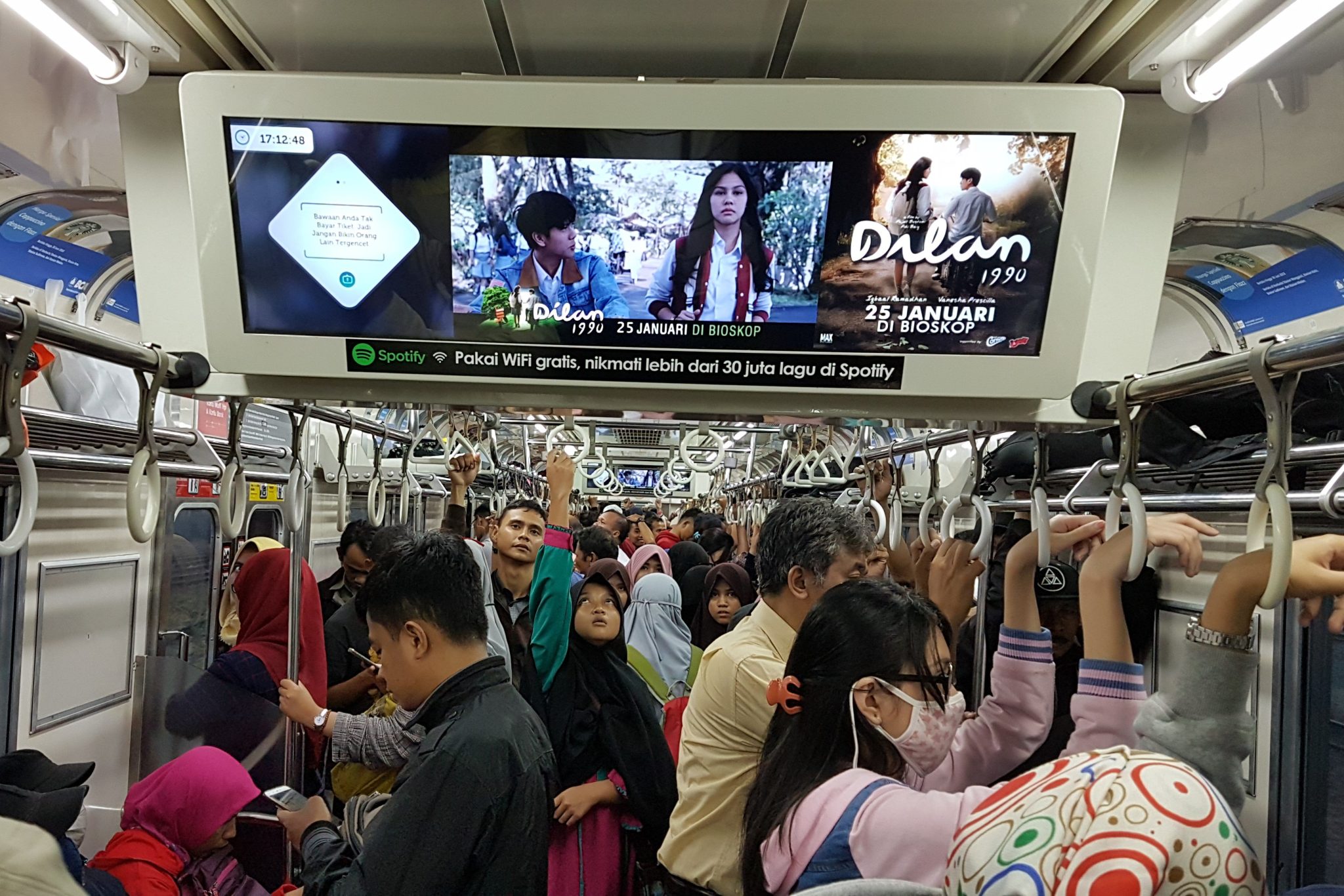 Mengenal Space Iklan di KRL Commuter Line - Railway Enthusiast Digest