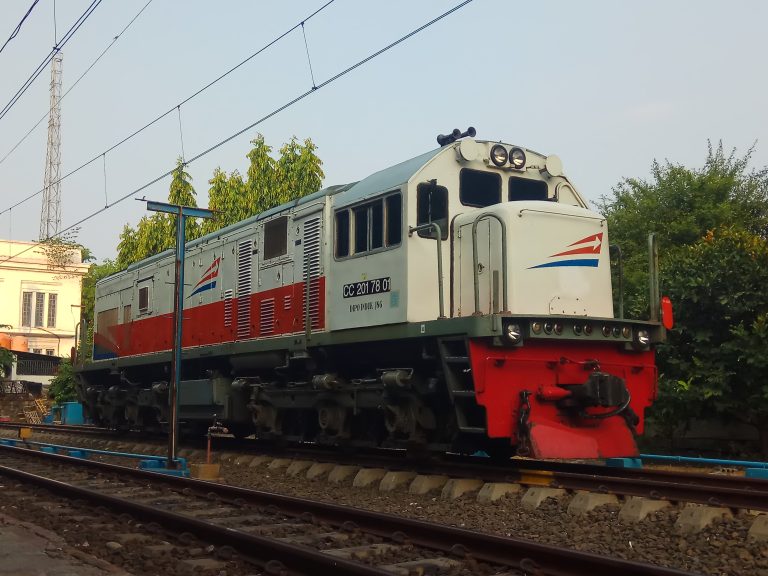Apa Perbedaan Lokomotif, Kereta, Gerbong, dan Kereta Api? - Railway ...