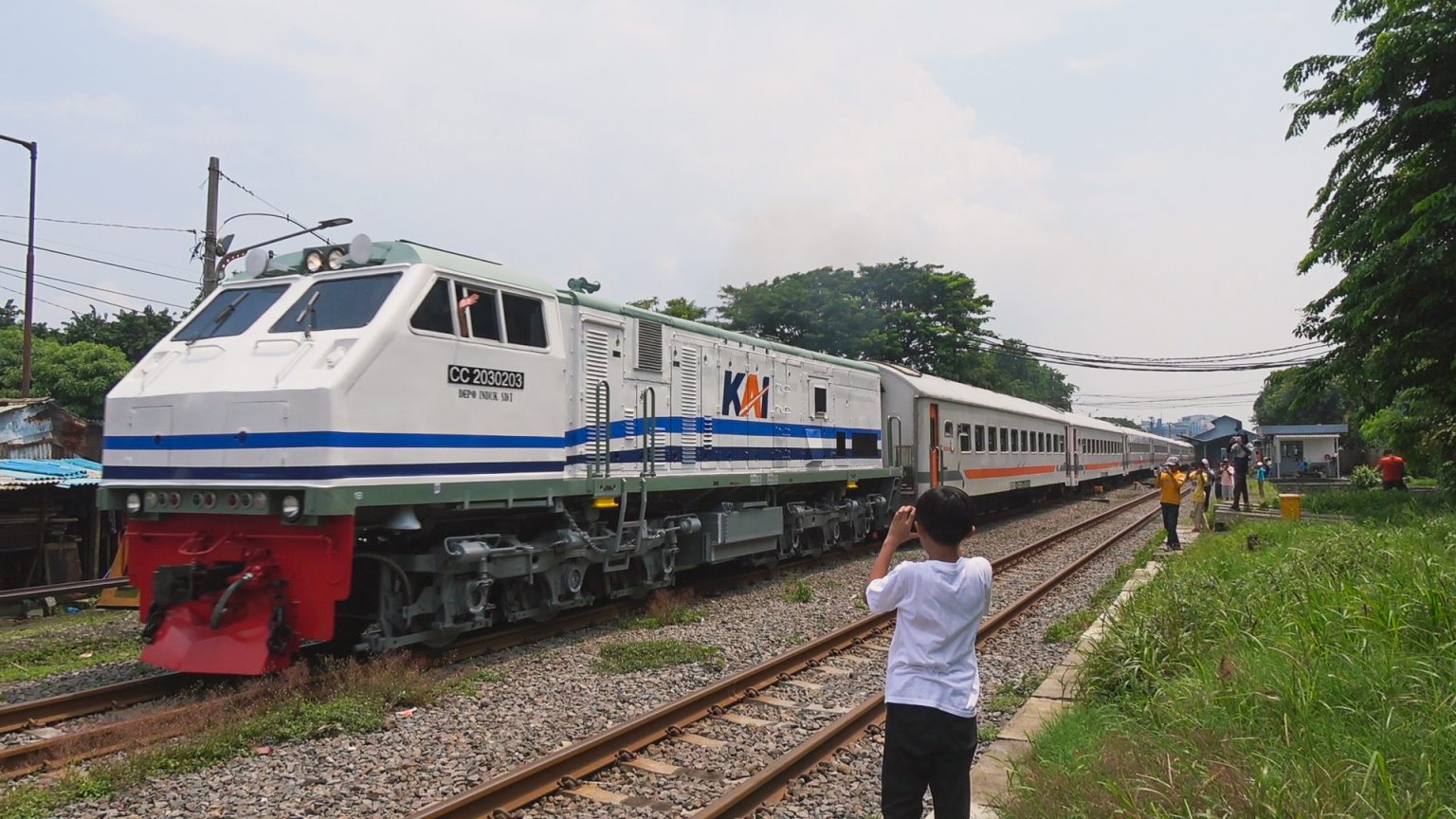 Lokomotif CC2030203 dengan Livery Garis Biru Akhirnya Debut Juga!