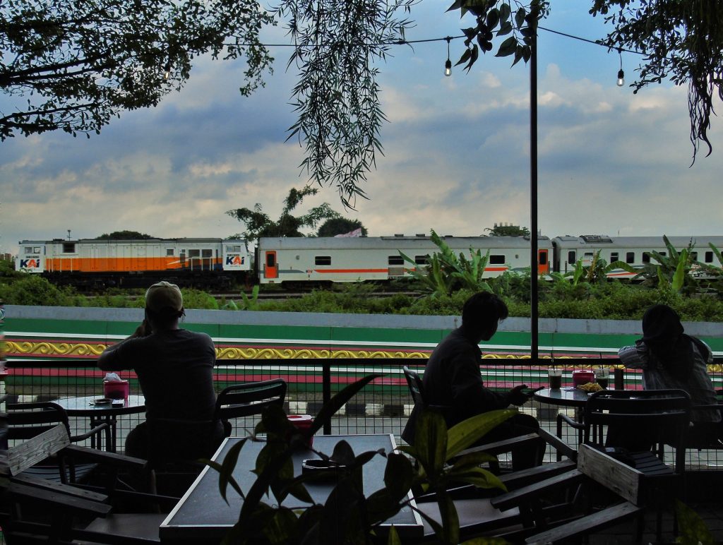 Goki Coffee & Resto : Mengulur Waktu Sambil Makan dan Melihat Kereta ...