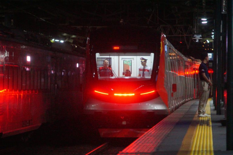 Rangkaian Pertama KRL Seri CLI-125 Resmi Beroperasi Melayani Penumpang ...