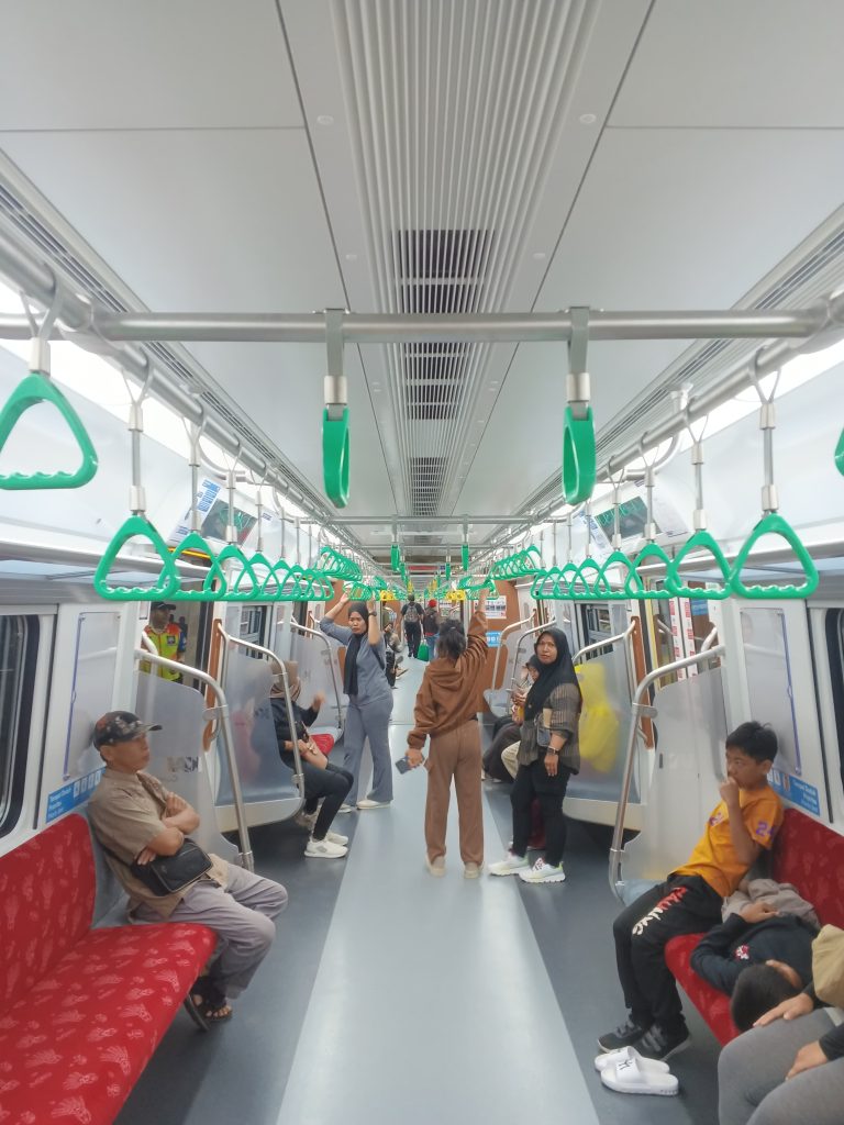 Rangkaian Pertama KRL Seri CLI-125 Resmi Beroperasi Melayani Penumpang ...