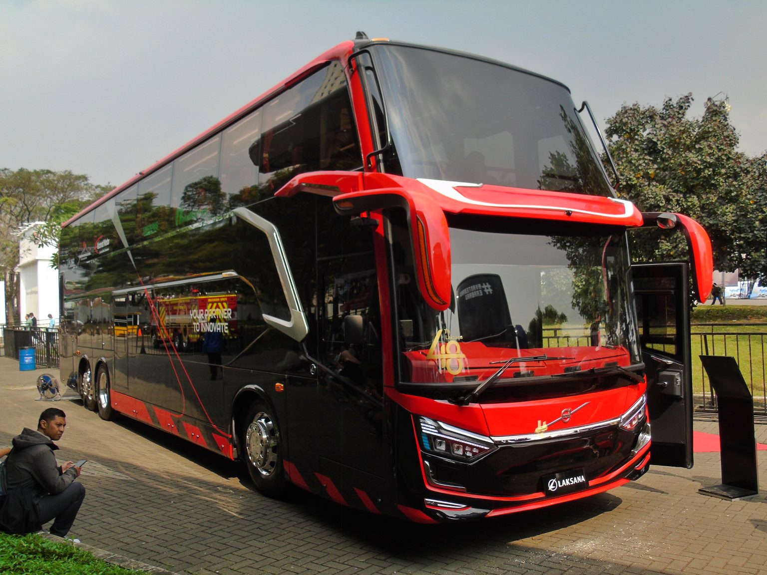 New Armada Bersama Adiputro, Laksana, dan Tentrem Ramaikan Acara GIIAS 2025 - Railway Enthusiast ...